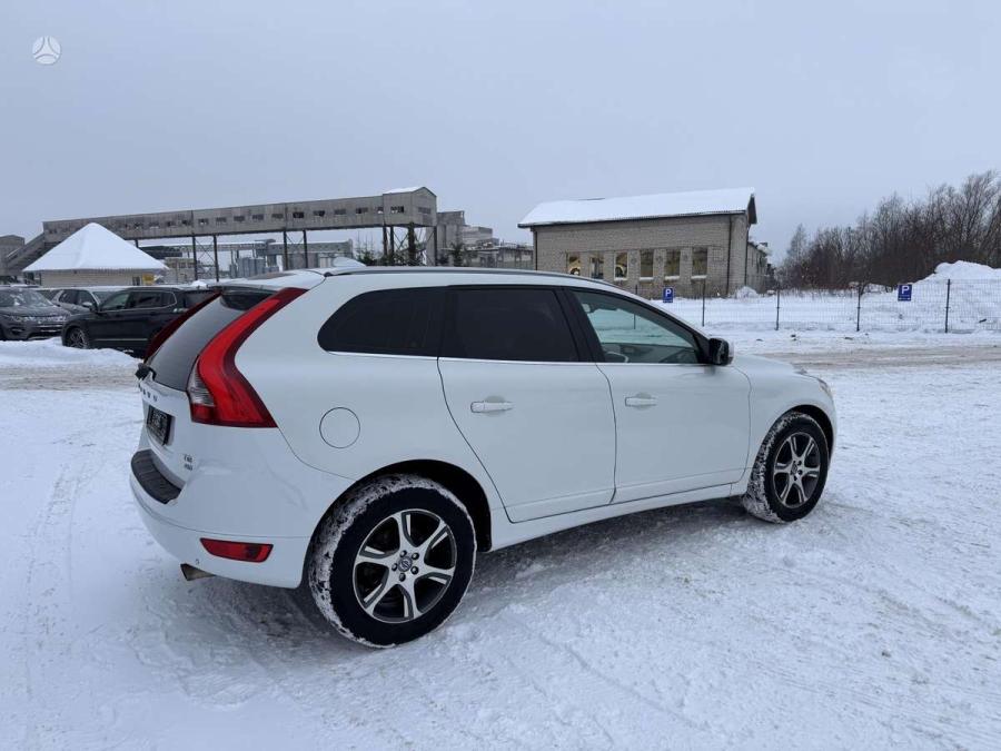 White Volvo XC60 2010 in Telschi, with an engine capacity of 2.95 L and mileage of 239 thousand km for 9300 €, photo 9 on AUTOMOTO.COM.LV