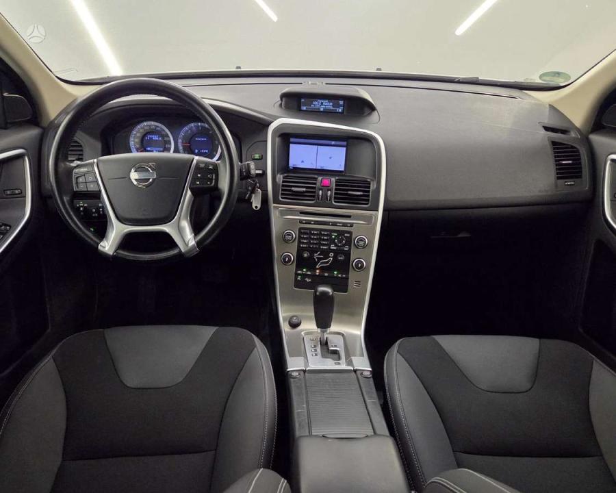 Balts Volvo XC60 2010 Marijampole, ar dzinēja tilpumu 2.40 L un nobraukumu 160 tūkst. km par 8750 €, foto 14 vietnē AUTOMOTO.COM.LV