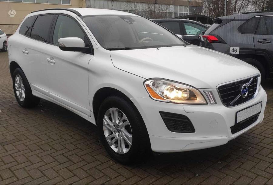 White Volvo XC60 2010 in Taurage, with an engine capacity of 1.98 L and mileage of 183 thousand km for 7999 €, photo 3 on AUTOMOTO.COM.LV