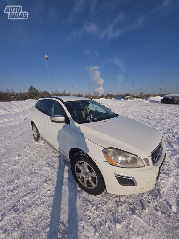 White Volvo XC60 2010 in Vilnius, with an engine capacity of 2.40 L and mileage of 366 thousand km for 4000 €, photo 2 on AUTOMOTO.COM.LV