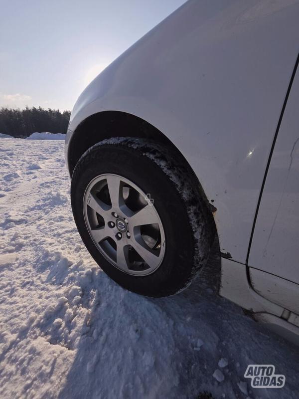 White Volvo XC60 2010 in Vilnius, with an engine capacity of 2.40 L and mileage of 366 thousand km for 4000 €, photo 5 on AUTOMOTO.COM.LV
