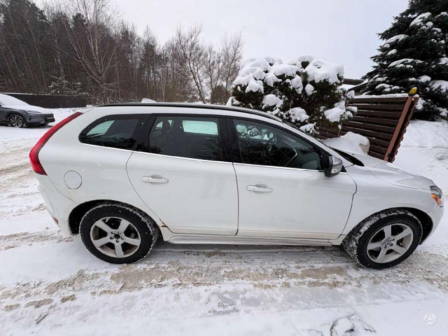 Balts Volvo XC60 2010 Viļņa, ar dzinēja tilpumu 2.40 L un nobraukumu 281 tūkst. km par 7250 €, foto 3 vietnē AUTOMOTO.COM.LV