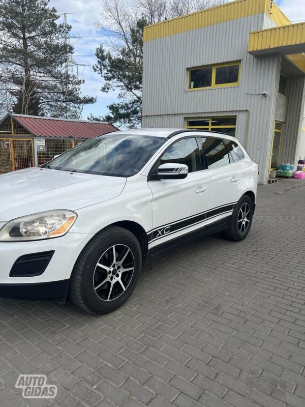 White Volvo XC60 2010 in Vilnius, with an engine capacity of 2.00 L and mileage of 365 thousand km for 4000 €, photo 2 on AUTOMOTO.COM.LV