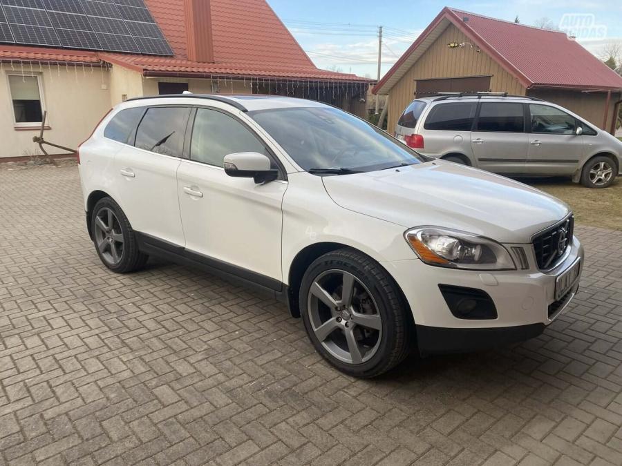 White Volvo XC60 2010 in Vilnius, with an engine capacity of 2.40 L and mileage of 296 thousand km for 6300 €, photo 3 on AUTOMOTO.COM.LV