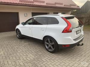 White Volvo XC60 2010 in Vilnius, with an engine capacity of 2.40 L and mileage of 296 thousand km for 6300 €, photo 4 on AUTOMOTO.COM.LV