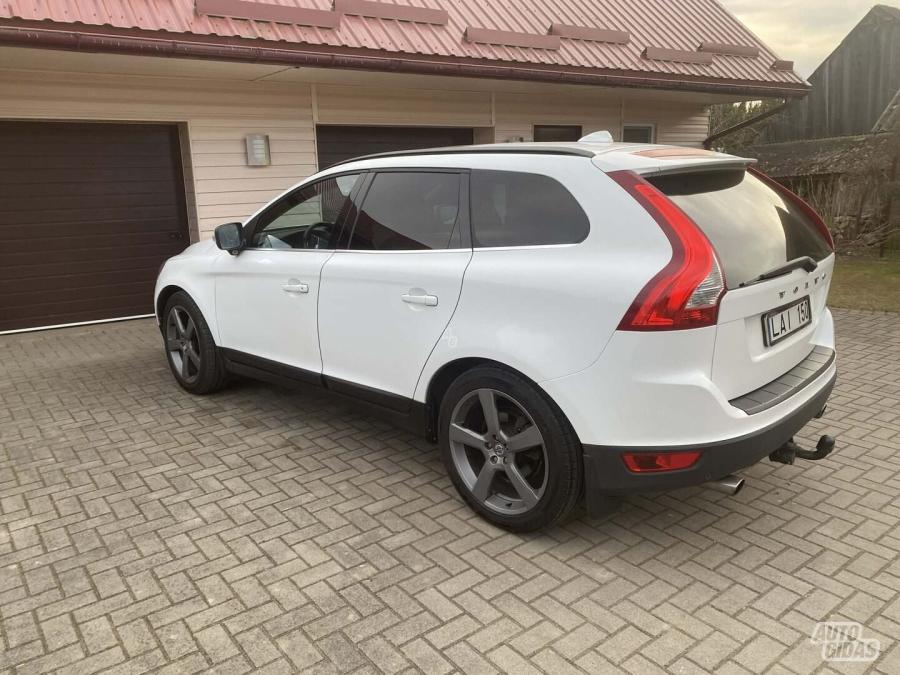 White Volvo XC60 2010 in Vilnius, with an engine capacity of 2.40 L and mileage of 296 thousand km for 6300 €, photo 4 on AUTOMOTO.COM.LV