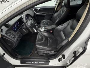 Balts Volvo XC60 2010 Avižieniai, ar dzinēja tilpumu 2.40 L un nobraukumu 358 tūkst. km par 6300 €, foto 24 vietnē AUTOMOTO.COM.LV