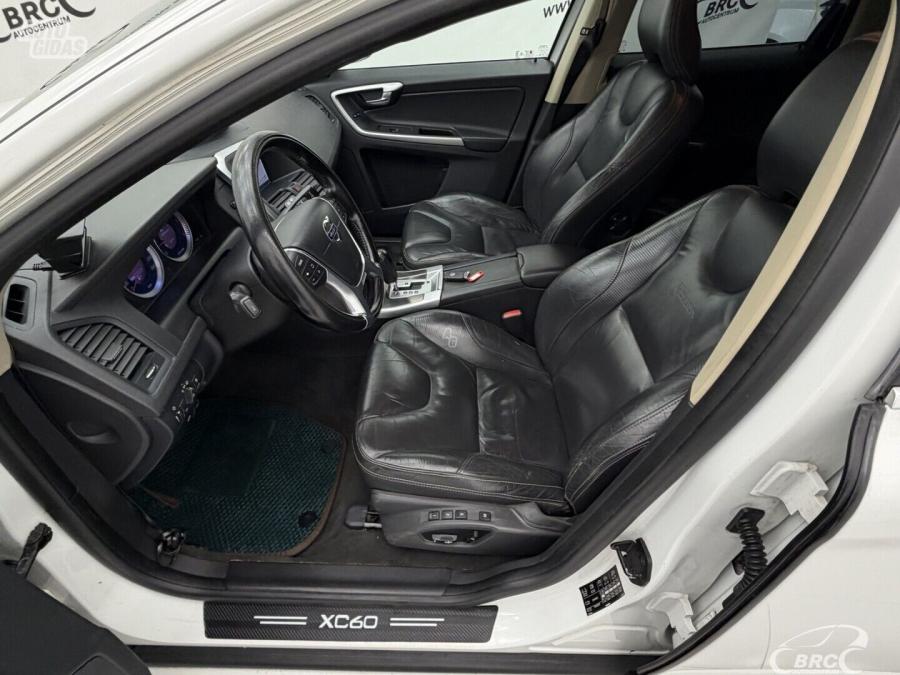 Balts Volvo XC60 2010 Avižieniai, ar dzinēja tilpumu 2.40 L un nobraukumu 358 tūkst. km par 6300 €, foto 24 vietnē AUTOMOTO.COM.LV