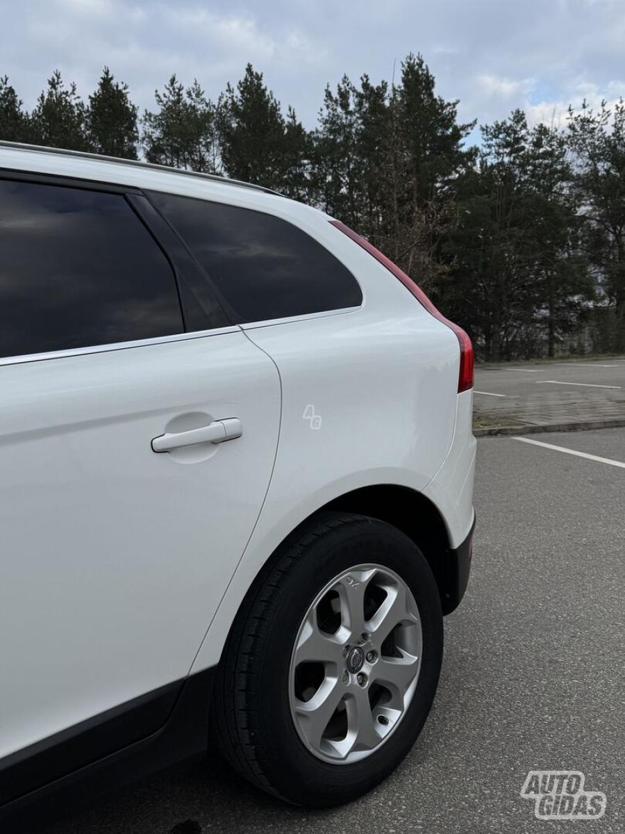White Volvo XC60 2010 in Vilnius, with an engine capacity of 2.40 L and mileage of 270 thousand km for 6500 €, photo 8 on AUTOMOTO.COM.LV