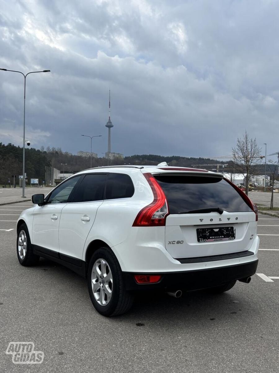 White Volvo XC60 2010 in Vilnius, with an engine capacity of 2.40 L and mileage of 270 thousand km for 6500 €, photo 9 on AUTOMOTO.COM.LV