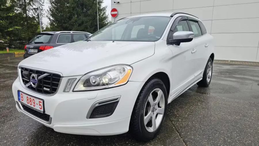White Volvo XC60 2010 in Riga, with an engine capacity of 2.40 L and mileage of 301 thousand km for 7550 €, photo 1 on AUTOMOTO.COM.LV