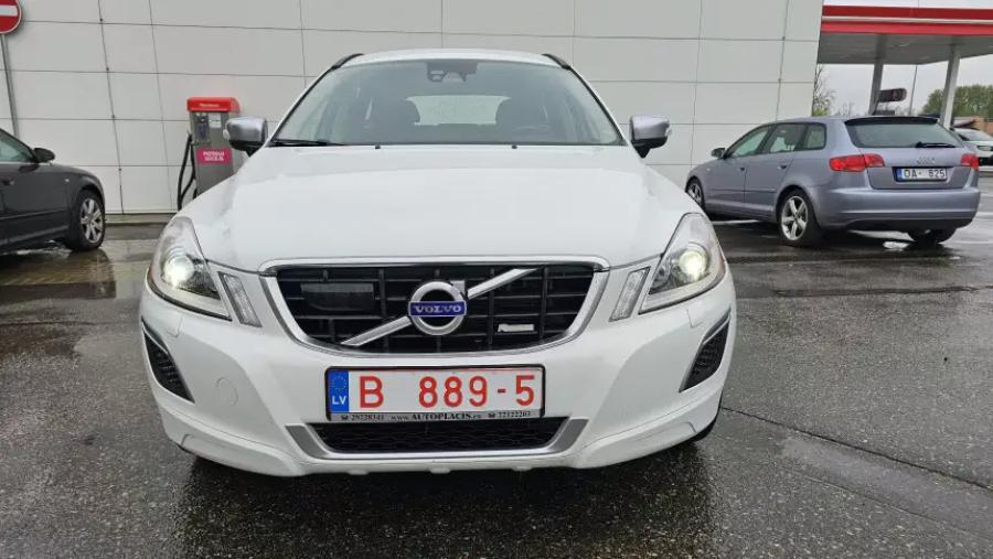White Volvo XC60 2010 in Riga, with an engine capacity of 2.40 L and mileage of 301 thousand km for 7550 €, photo 3 on AUTOMOTO.COM.LV