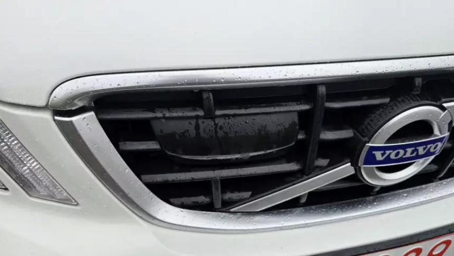 White Volvo XC60 2010 in Riga, with an engine capacity of 2.40 L and mileage of 301 thousand km for 7550 €, photo 4 on AUTOMOTO.COM.LV