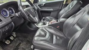 White Volvo XC60 2010 in Riga, with an engine capacity of 2.40 L and mileage of 301 thousand km for 7550 €, photo 11 on AUTOMOTO.COM.LV