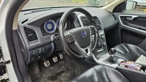 White Volvo XC60 2010 in Riga, with an engine capacity of 2.40 L and mileage of 301 thousand km for 7550 €, photo 13 on AUTOMOTO.COM.LV