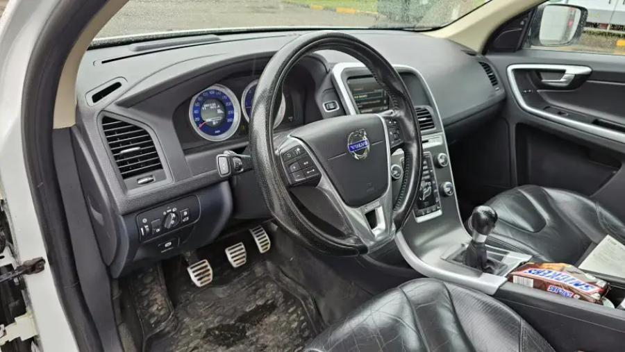 White Volvo XC60 2010 in Riga, with an engine capacity of 2.40 L and mileage of 301 thousand km for 7550 €, photo 13 on AUTOMOTO.COM.LV