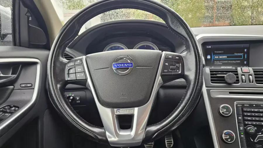 White Volvo XC60 2010 in Riga, with an engine capacity of 2.40 L and mileage of 301 thousand km for 7550 €, photo 17 on AUTOMOTO.COM.LV