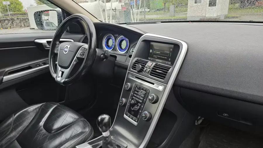 White Volvo XC60 2010 in Riga, with an engine capacity of 2.40 L and mileage of 301 thousand km for 7550 €, photo 30 on AUTOMOTO.COM.LV