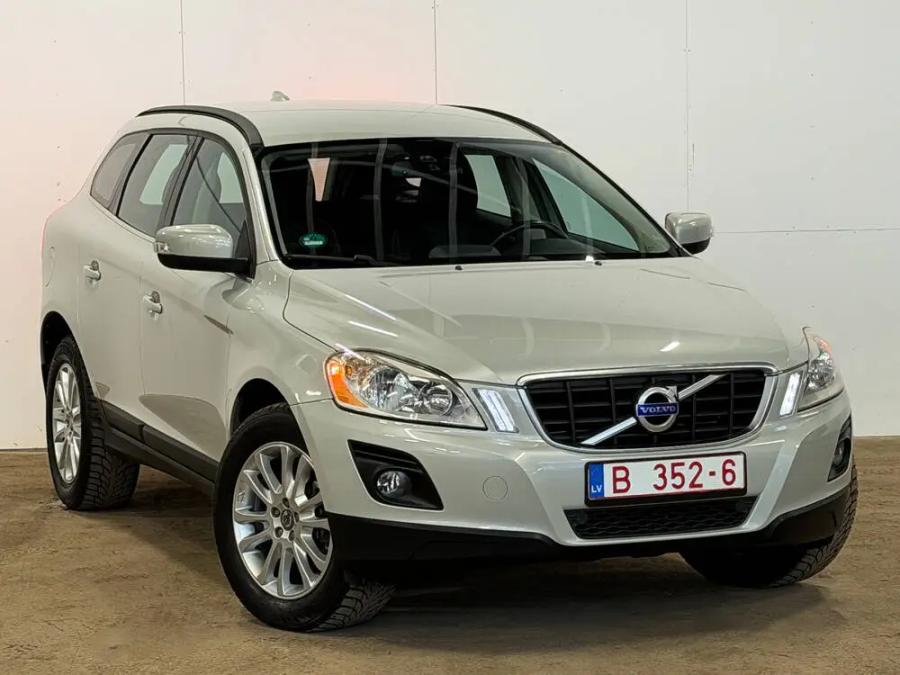 White Volvo XC60 2010 in Jurmala, with an engine capacity of 2.40 L and mileage of 281 thousand km for 8995 €, photo 4 on AUTOMOTO.COM.LV