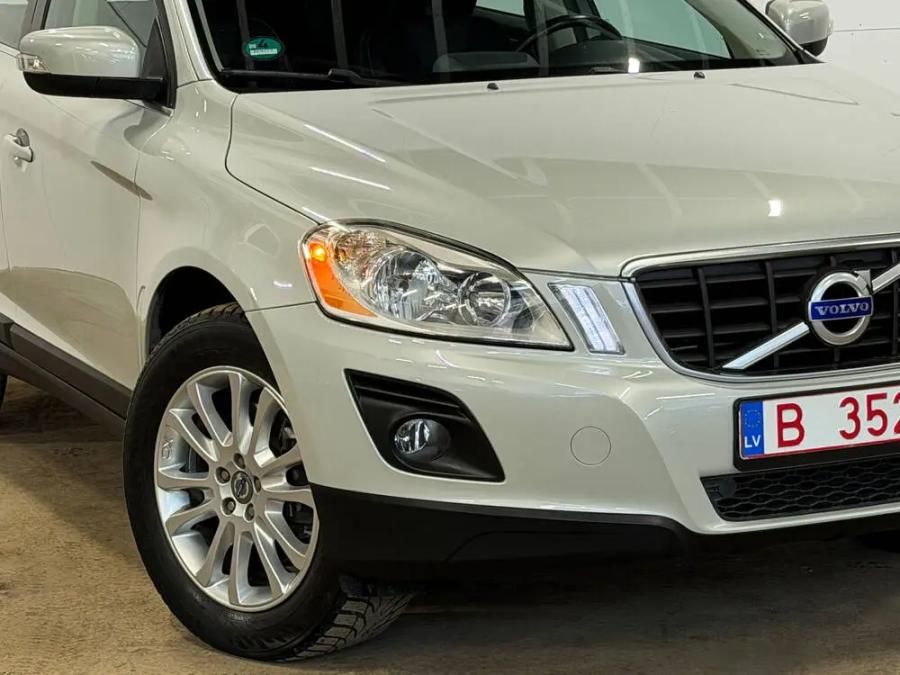 White Volvo XC60 2010 in Jurmala, with an engine capacity of 2.40 L and mileage of 281 thousand km for 8995 €, photo 5 on AUTOMOTO.COM.LV