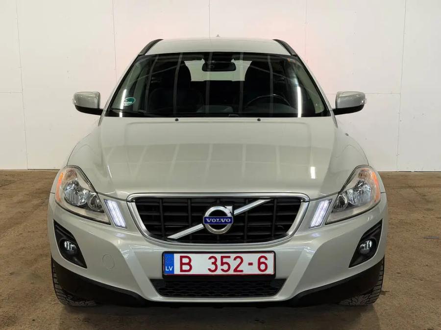 White Volvo XC60 2010 in Jurmala, with an engine capacity of 2.40 L and mileage of 281 thousand km for 8995 €, photo 6 on AUTOMOTO.COM.LV
