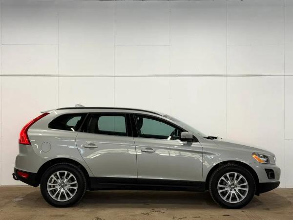 White Volvo XC60 2010 in Jurmala, with an engine capacity of 2.40 L and mileage of 281 thousand km for 8995 €, photo 7 on AUTOMOTO.COM.LV