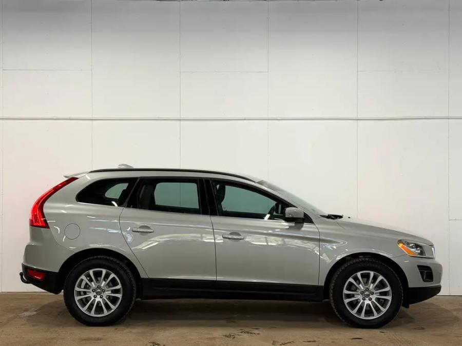 White Volvo XC60 2010 in Jurmala, with an engine capacity of 2.40 L and mileage of 281 thousand km for 8995 €, photo 8 on AUTOMOTO.COM.LV