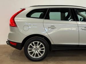 White Volvo XC60 2010 in Jurmala, with an engine capacity of 2.40 L and mileage of 281 thousand km for 8995 €, photo 9 on AUTOMOTO.COM.LV