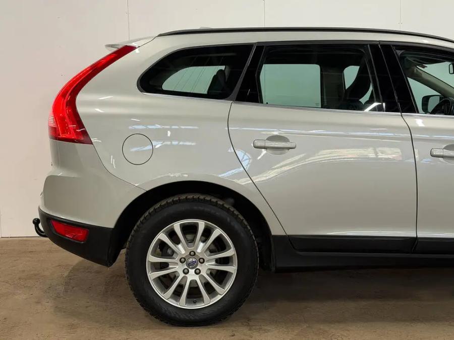 White Volvo XC60 2010 in Jurmala, with an engine capacity of 2.40 L and mileage of 281 thousand km for 8995 €, photo 9 on AUTOMOTO.COM.LV