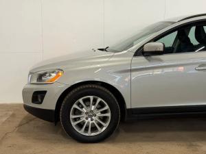 White Volvo XC60 2010 in Jurmala, with an engine capacity of 2.40 L and mileage of 281 thousand km for 8995 €, photo 12 on AUTOMOTO.COM.LV