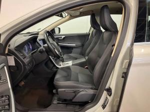 White Volvo XC60 2010 in Jurmala, with an engine capacity of 2.40 L and mileage of 281 thousand km for 8995 €, photo 21 on AUTOMOTO.COM.LV
