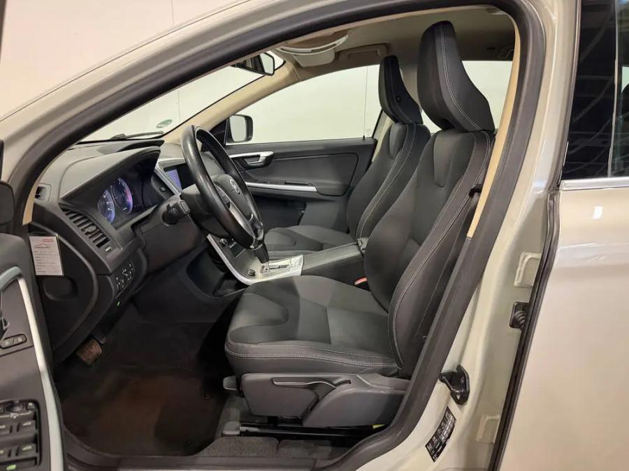 White Volvo XC60 2010 in Jurmala, with an engine capacity of 2.40 L and mileage of 281 thousand km for 8995 €, photo 21 on AUTOMOTO.COM.LV