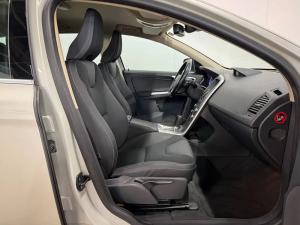 White Volvo XC60 2010 in Jurmala, with an engine capacity of 2.40 L and mileage of 281 thousand km for 8995 €, photo 25 on AUTOMOTO.COM.LV