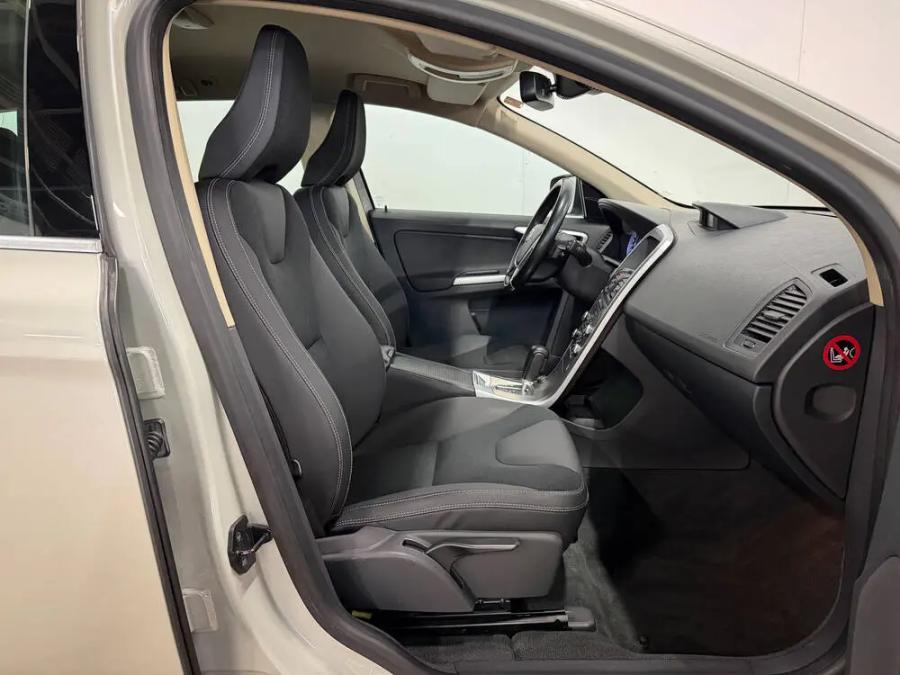 White Volvo XC60 2010 in Jurmala, with an engine capacity of 2.40 L and mileage of 281 thousand km for 8995 €, photo 25 on AUTOMOTO.COM.LV