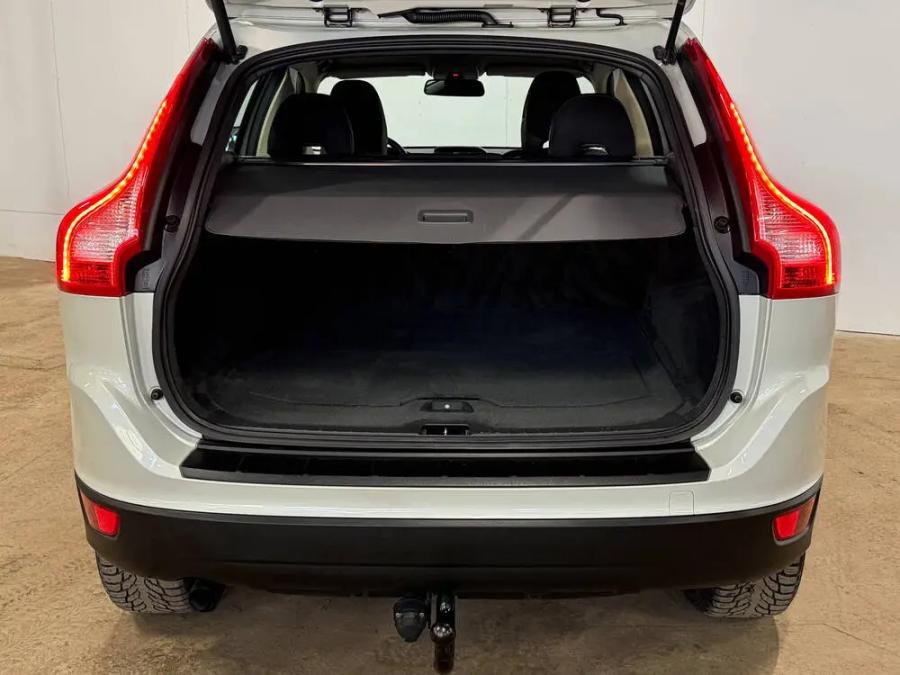 White Volvo XC60 2010 in Jurmala, with an engine capacity of 2.40 L and mileage of 281 thousand km for 8995 €, photo 34 on AUTOMOTO.COM.LV