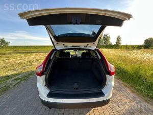 Balts Volvo XC60 2010 Ogre, ar dzinēja tilpumu 2.00 L un nobraukumu 331 tūkst. km par 4990 €, foto 17 vietnē AUTOMOTO.COM.LV