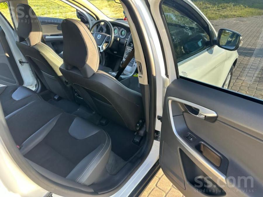 Balts Volvo XC60 2010 Ogre, ar dzinēja tilpumu 2.00 L un nobraukumu 331 tūkst. km par 4990 €, foto 20 vietnē AUTOMOTO.COM.LV