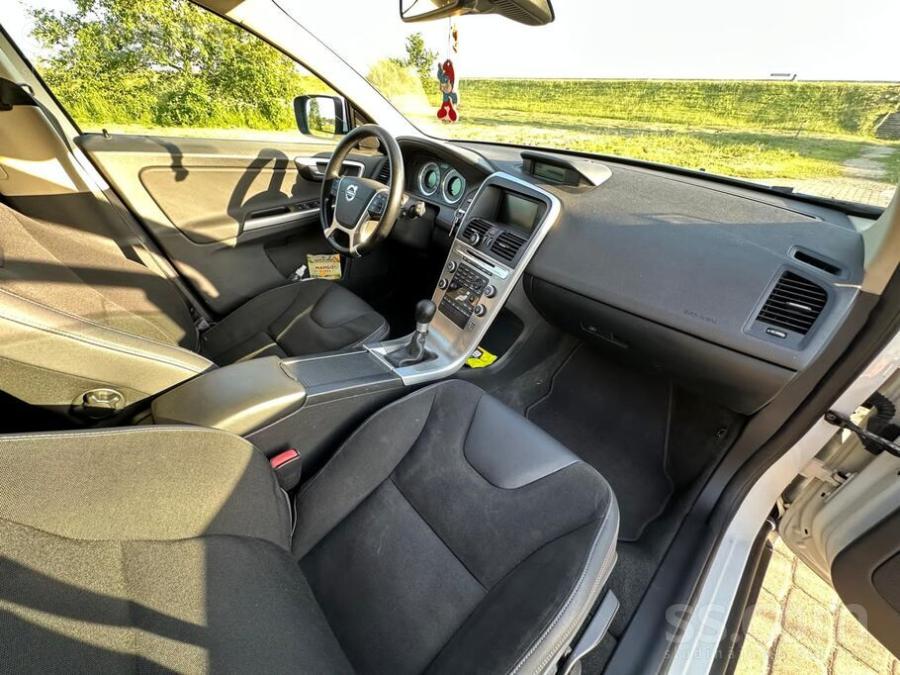 Balts Volvo XC60 2010 Ogre, ar dzinēja tilpumu 2.00 L un nobraukumu 331 tūkst. km par 4990 €, foto 23 vietnē AUTOMOTO.COM.LV