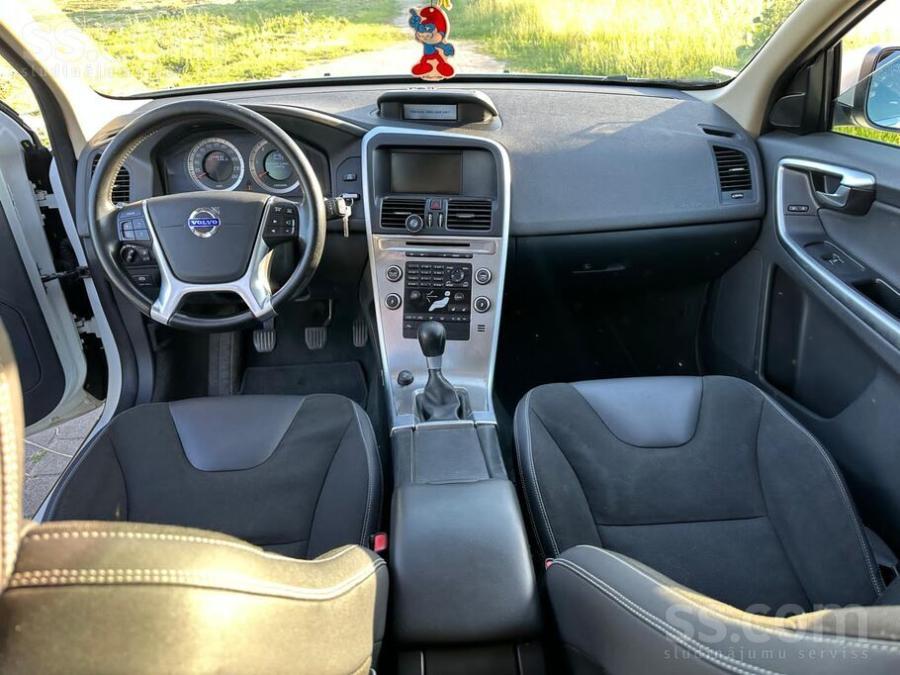 Balts Volvo XC60 2010 Ogre, ar dzinēja tilpumu 2.00 L un nobraukumu 331 tūkst. km par 4990 €, foto 24 vietnē AUTOMOTO.COM.LV