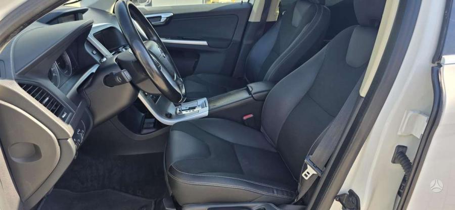 Balts Volvo XC60 2010 Šauļi, ar dzinēja tilpumu 2.40 L un nobraukumu 280 tūkst. km par 8650 €, foto 25 vietnē AUTOMOTO.COM.LV