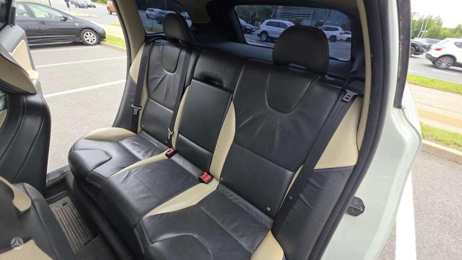 Balts Volvo XC60 2010 Viļņa, ar dzinēja tilpumu 2.40 L un nobraukumu 262 tūkst. km par 5000 €, foto 10 vietnē AUTOMOTO.COM.LV