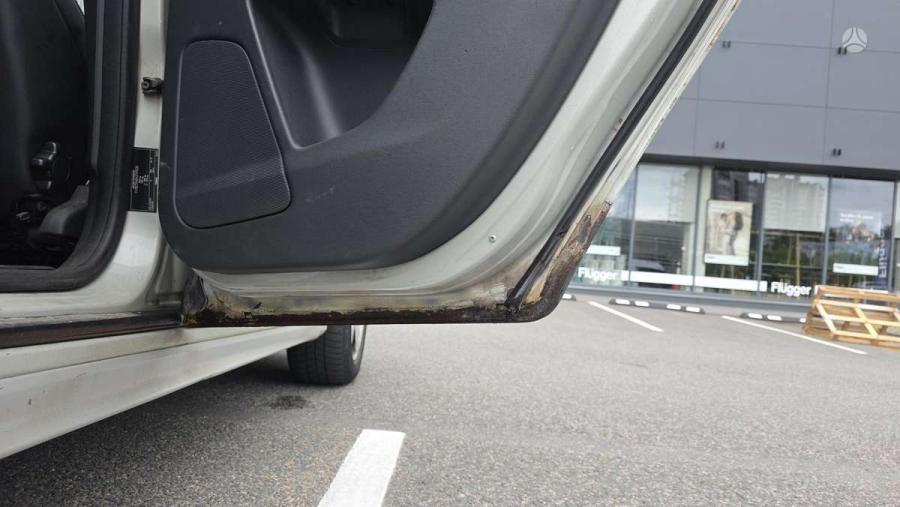 Balts Volvo XC60 2010 Viļņa, ar dzinēja tilpumu 2.40 L un nobraukumu 262 tūkst. km par 5000 €, foto 15 vietnē AUTOMOTO.COM.LV