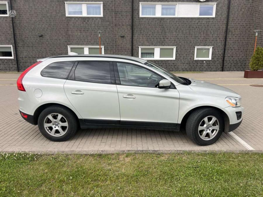 Balts Volvo XC60 2010 Viļņa, ar dzinēja tilpumu 2.40 L un nobraukumu 247 tūkst. km par 5900 €, foto 3 vietnē AUTOMOTO.COM.LV