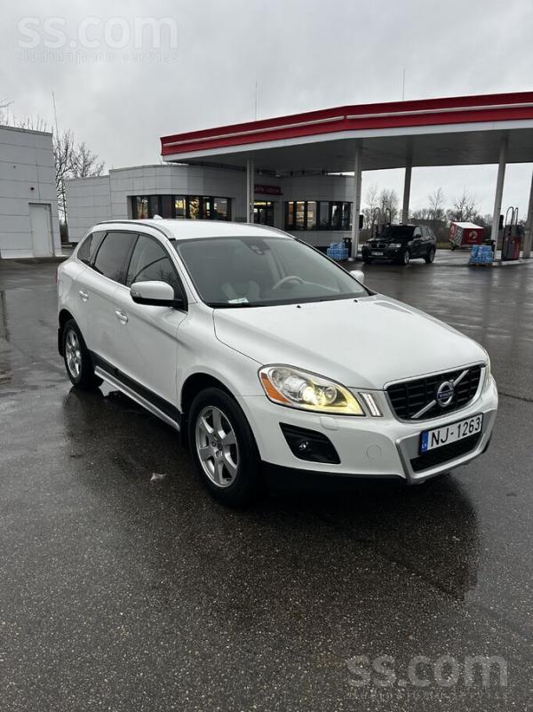Balts Volvo XC60 2010 Daugavpils, ar dzinēja tilpumu 2.40 L un nobraukumu 253 tūkst. km par 9300 €, foto 1 vietnē AUTOMOTO.COM.LV