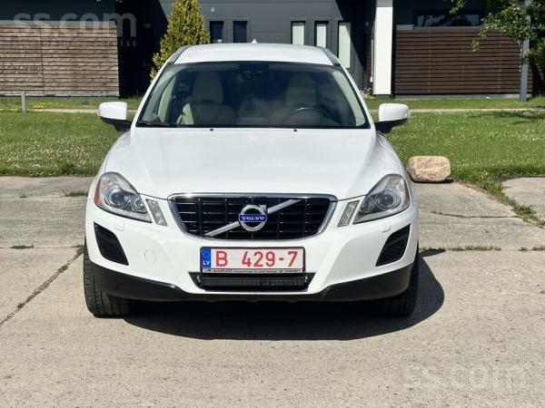 White Volvo XC60 2010 in Riga, with an engine capacity of 2.40 L and mileage of 330 thousand km for 7599 €, photo 3 on AUTOMOTO.COM.LV