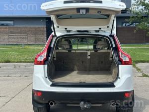 White Volvo XC60 2010 in Riga, with an engine capacity of 2.40 L and mileage of 330 thousand km for 7599 €, photo 9 on AUTOMOTO.COM.LV