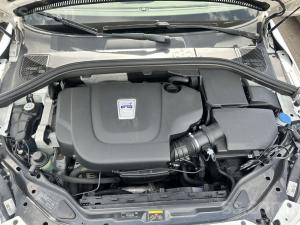 White Volvo XC60 2010 in Riga, with an engine capacity of 2.40 L and mileage of 330 thousand km for 7599 €, photo 15 on AUTOMOTO.COM.LV