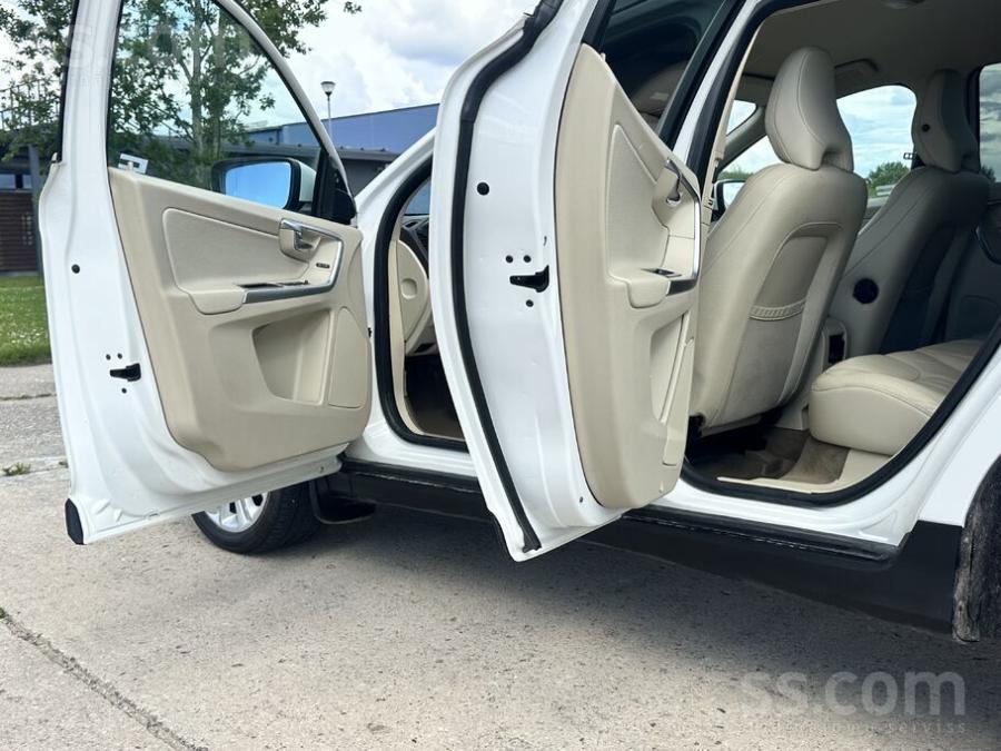 White Volvo XC60 2010 in Riga, with an engine capacity of 2.40 L and mileage of 330 thousand km for 7599 €, photo 17 on AUTOMOTO.COM.LV