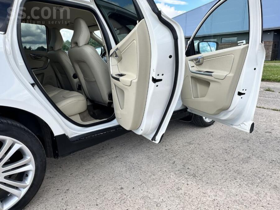 White Volvo XC60 2010 in Riga, with an engine capacity of 2.40 L and mileage of 330 thousand km for 7599 €, photo 18 on AUTOMOTO.COM.LV