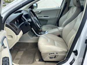 White Volvo XC60 2010 in Riga, with an engine capacity of 2.40 L and mileage of 330 thousand km for 7599 €, photo 26 on AUTOMOTO.COM.LV